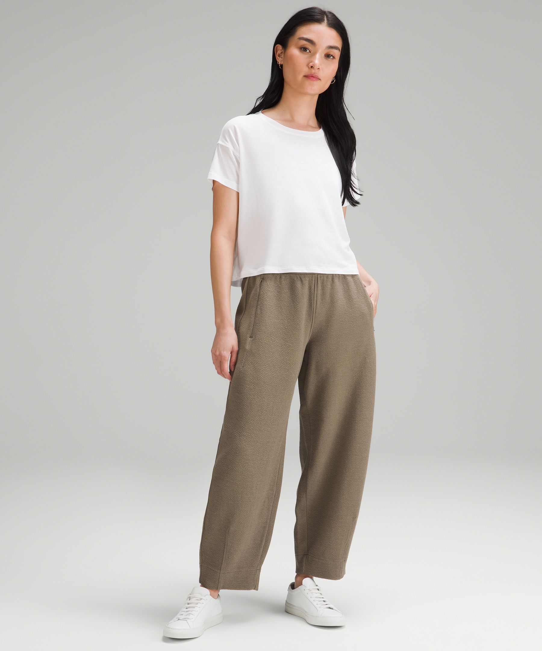 Textured Relaxed-Fit Tapered Mid-Rise Pant *Asia Fit